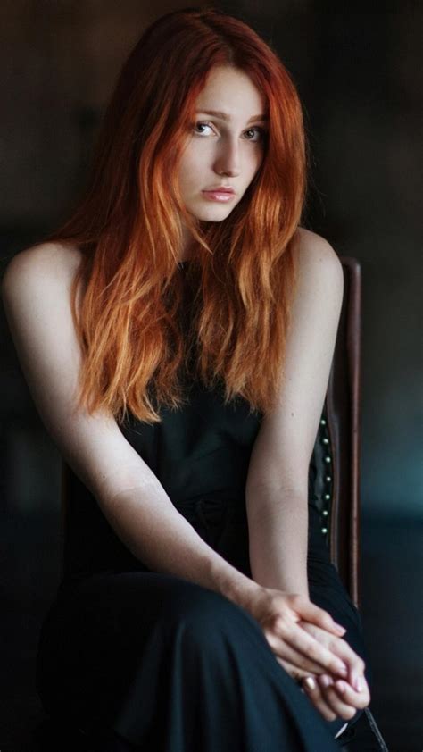 Рыжеволосая девушка в черном платье · 1080x1920 Iphone 6s 7 8 бесплатная фотография от