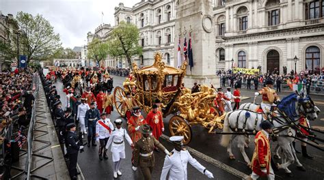 ΤΡΟΜΑΞΕ ΜΕ ΤΗΝ ΜΠΑΜΠΟΓΡΙΑ Άλογο της βασιλικής φρουράς αφηνίασε μόλις είδε την Καμίλα βασίλισσα