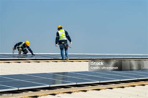 전문가 팀은 태양 전지판을 설치하여 에너지 효율성과 지속 가능한 개발을 보장합니다 이 이미지는 친환경 에너지 친환경 솔루션 및 미래 태양광 발전 기술을 나타냅니다 2명에