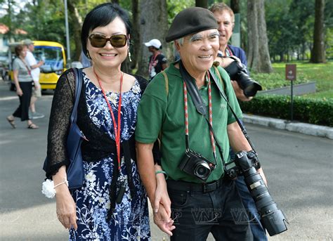 Photojournalist Nick Ut Reunites With Napalm Girl Years After