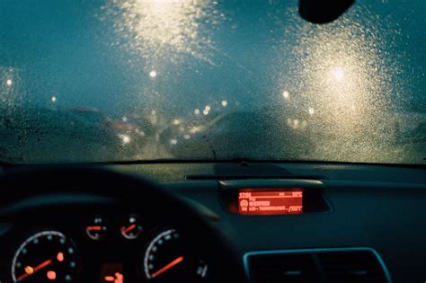 Qué es el aquaplaning y cómo evitarlo sin sustos