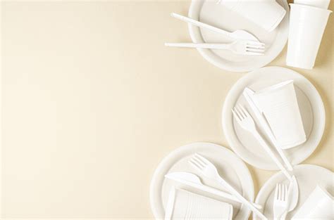 베이지 색 배경에 일회용 흰색 플라스틱 식기 자연 오염의 개념 공간을 복사합니다 일회용에 대한 스톡 사진 및 기타 이미지 일회용 0명 개념 Istock