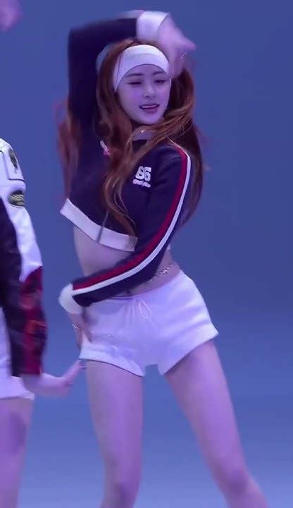 스포티한 헤어밴드 흰 돌핀팬츠 내전근 꿀벅지 르세라핌 허윤진 Youtube