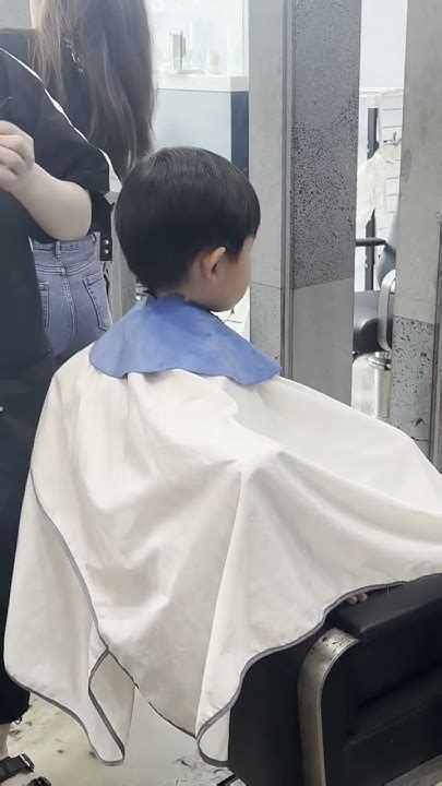 Shorts 머리를 자르기 위해 미용실에 갔어요 어릴 때는 머리를 자르는 것을 무서워하며 머리를 자르기 힘들었는데 이젠 의젓하게 머리를 깎는 하람이입니다 Youtube