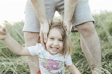 Porträt eines glücklichen kleinen Mädchens mit Vater in der Natur