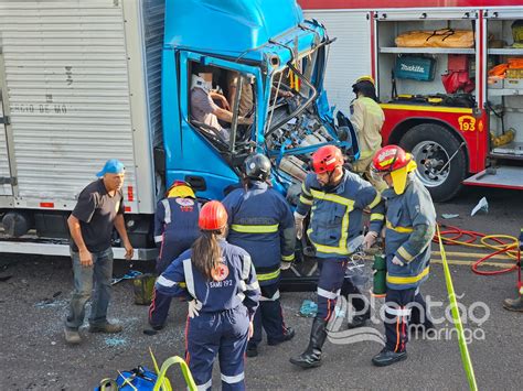 Engavetamento entre três caminhões deixa duas pessoas presas às