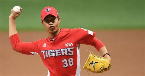 사진 임기영 역투