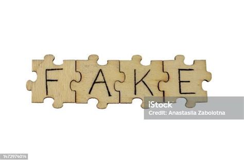 가짜 학습 나무 퍼즐의 손 글자는 흰색 배경에 절연되어 있습니다 0명에 대한 스톡 사진 및 기타 이미지 0명 개념 개념과