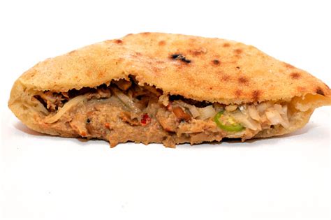 기름 참깨 타히니 커민 향신료 칠리 페퍼와 양파 조각 전통적인 인기 이집트 콩 샌드위치의 선택적 초점과 혼합 으깬 파바 콩을