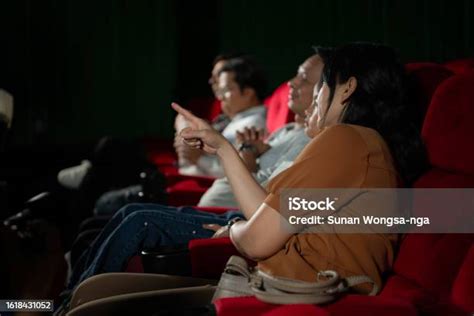 영화관에서 영화를 보는 아시아 엄마와 딸 가족 시간 개념입니다 Film Screening에 대한 스톡 사진 및 기타 이미지