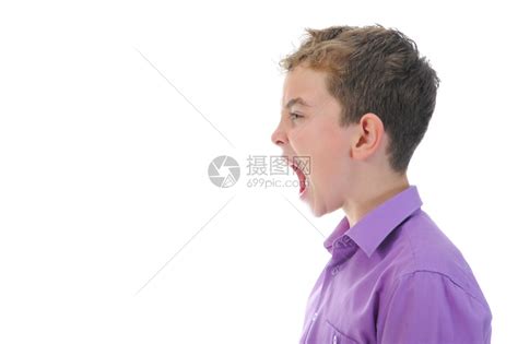 愤怒的小男孩孤立在白色背景上高清图片下载 正版图片306952336 摄图网