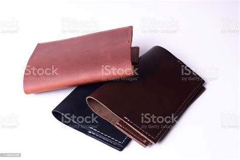 세 수 제 가죽 여권 커버 흰색 배경에 고립 커버는 닫혀 있습니다 근접 촬영 보기 커버는 진한 파란색 빨간색과 갈색입니다 0명에
