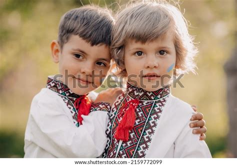 볼에 파란색 노란색 깃발을 달고 웃는 스톡 사진 2159772099 Shutterstock