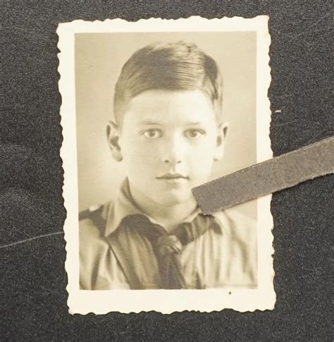 Foto Wk2 Portrait Passbild Kindersoldat Junge Knoten Uniform Aufnahme