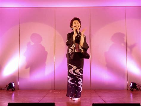 小桜舞子 On Twitter はしゃぐ私の両サイドにふたつのシルエット。 プロのセンスと腕ってすごいですね 😳 着物は黒地に刺繍柄の絽を