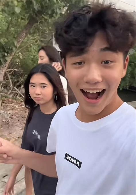 曹格儿子与妹妹合照，joe胸肌抢镜，grace穿吊带太早熟