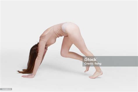 긴 머리를 가진 젊은 날씬한 소녀 베이지 색 바디 수트에 흰색 배경에 스튜디오에서 가냘픈에 대한 스톡 사진 및 기타 이미지