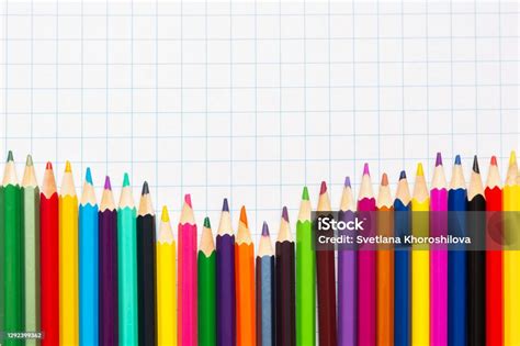 여러 가지 색상의 연필은 흰색 체크 표시 시트에 있습니다 그리기 레슨 펜에 대한 스톡 사진 및 기타 이미지 펜 0명 개념
