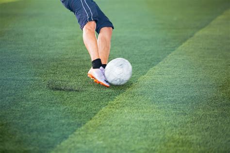 축구 선수 속도 녹색 인조 잔디에 실행 후 흐릿한 공 목표에 그것을 쏠 축구 선수 훈련 경기장에 대한 스톡 사진 및 기타 이미지