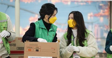 김건희 여사 후드입고 손하트 Mz와 함께한 쪽방촌 봉사 현장