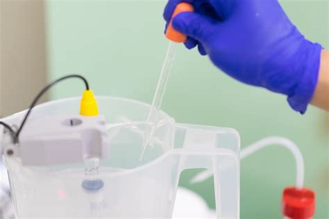 Premium Photo Scientist Adjusting Ph Of Solutions With Ph Meter