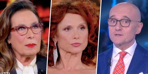 Beatrice Luzzi Punge Cesara E Signorini Per Il Saluto Alla Suocera