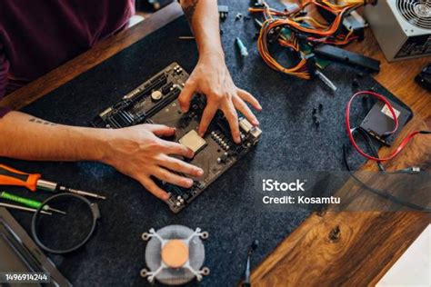 ชายที่ไม่รู้จักติดตั้ง Cpu บนเมนบอร์ด ภาพสต็อก ดาวน์โหลดรูปภาพตอนนี้ การซ่อมแซม กิจกรรมที่