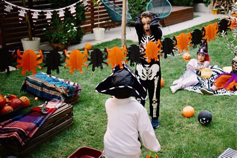 해골 의상을 입은 귀여운 어린 소년이 머리를 들고 사탕이 있다고 믿을 수 없다 10월에 대한 스톡 사진 및 기타 이미지 10