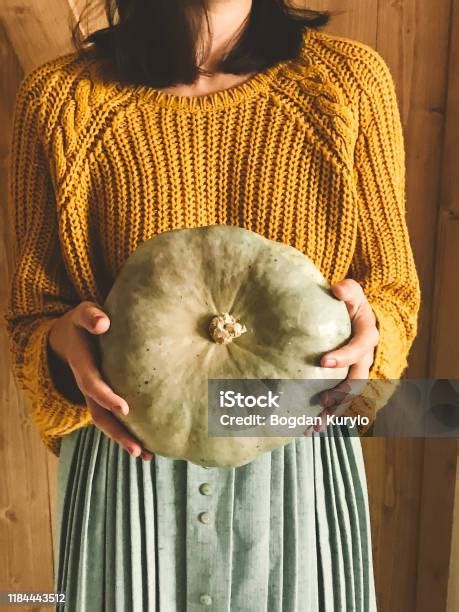 소박한 나무 배경에 호박을 들고 노란색 스웨터에 힙스터 소녀 가을 시골 장식과 배열 가을 수확 추수 감사절 개념입니다 10월에 대한 스톡 사진 및 기타 이미지 Istock