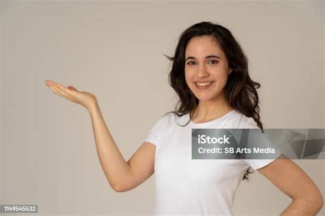 행복 한 젊은 라틴어 여자의 초상화 오픈 손 손바닥에 빈 복사 공간을 보여주는 흥분 하 고 놀라게 찾고 쾌활 한 십 대 소녀 제시 하 고 광고 제스처에 좋은 제품을 보여주는
