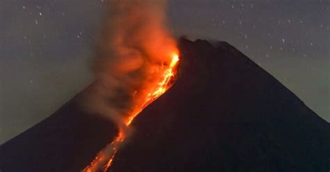 Indonesias Merapi Volcano Erupts Spews Hot Lava Breitbart