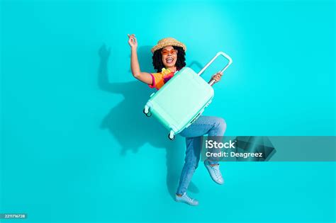 청록색 배경에 짐을 가진 활기찬 젊은 여성이 세련 된 여름 여행에 대 한 기쁨과 흥분을 표현 25 29세에 대한 스톡 사진 및