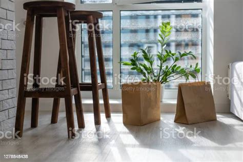 大棕色紙包與手柄的類比 空白工藝購物袋與區域為你的標誌或設計 白牆的背景 食品交付的概念 照片檔及更多 2019冠狀病毒病 照片 2019