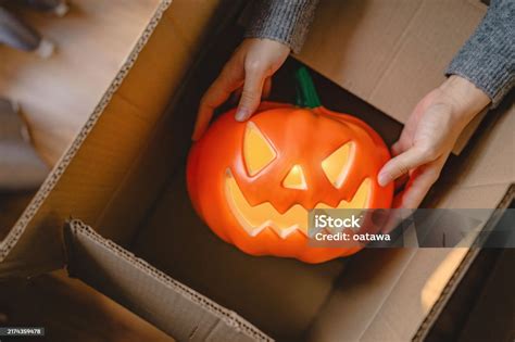 할로윈 개념 집에서 신비한 호박과 함께 우편 소포 상자를 받고 열고 여자의 손을 닫습니다 할로윈에 대한 스톡 사진 및 기타 이미지 Istock