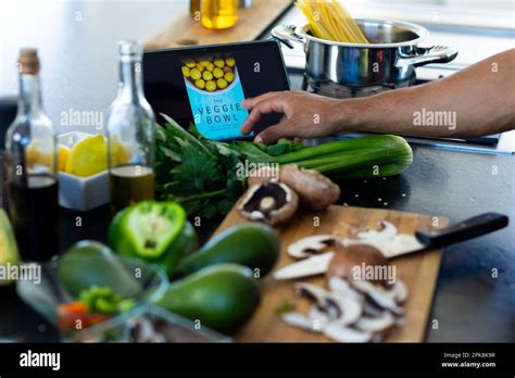 Nahaufnahme Der Hände Eines Birassischen Mannes Der Das Essen