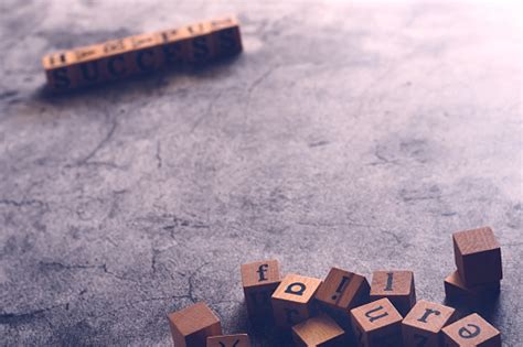 성공과 복사 공간이있는 실패의 나무 큐브 편지 비즈니스 비전과 기업 경영 전략에서 동기 부여와 영감의 아이디어 리더십 은 성취 또는 목표에 도달하기 위해 팀워크를 리드 0