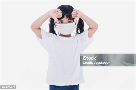 보호에 마스크를 착용 아시아 작은 귀여운 소녀는 흰색 배경에 질병을 확산 코로나 바이러스 Covid19 감기 독감 또는 오염