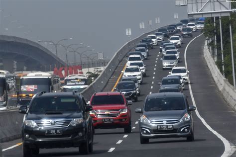 Titik Kemacetan Di Jalan Tol Jakarta Cikampek Jelang Larangan Mudik