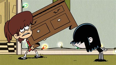 Image S2e01 Lynn And Lucy Looking For Presentspng The Loud House