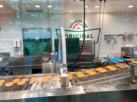 【試食レポ】国内最大のフラッグシップショップ誕生！『クリスピー・クリーム・ドーナツ 東京国際フォーラム店』を体験 カワコレメディア