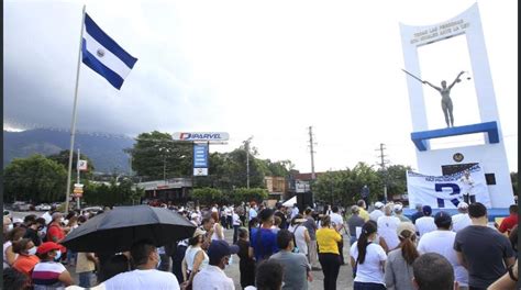 FOTOS Salvadoreños protestan contra el gobierno por vulnerar la democracia en El Salvador La