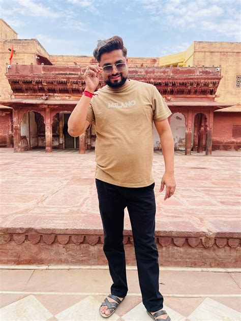 Amit Kumar Dona क्योंकि आकाश कि कोई सीमा नहीं। पृथ्वी का कोई तोल