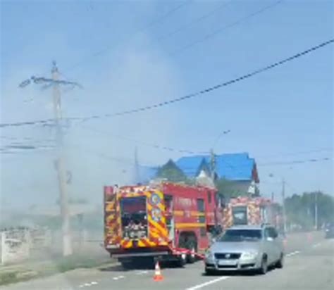 Un camion încărcat cu baloți a luat foc pe marginea drumului 24Iasi ro