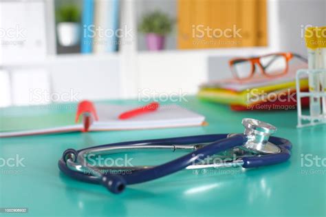 의사의 환자의 방전 빈 종이 양식 의료 처방전 책상에 청진 기 작업 영역 작업 테이블 개념에 대한 스톡 사진 및 기타 이미지
