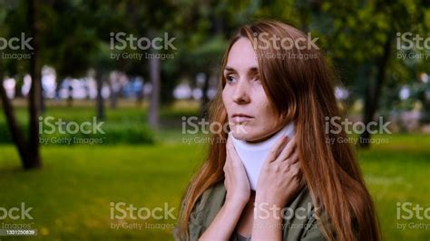 회전 Subluxation 애틀랜타 여자는 부상에서 자궁 경부 칼라를 착용 목 스트레칭 근육 통 뇌진탕 인대의 염좌 척추의 변위