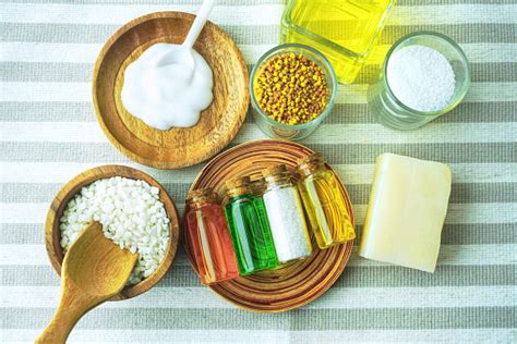 테이블에 설정 된 유기농 스파로 장식 유리 병과 비누에 톱보기 약자 제품 오일 그릇에 대한 스톡 사진 및 기타 이미지 그릇 메이크업 화장품 모던 양식 Istock