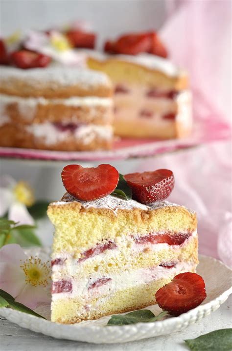 Ciasto z truskawkami i kremem najłatwiejszy tort niebo na talerzu