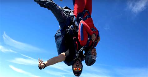 Κάνουν Sex την ώρα που πηδάνε για Skydiving Vid Plus By Gazzetta