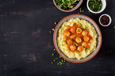 토마토 소스를 곁들인 미트볼로 그릇에 으깬 감자를 곁들여 냅니다 평면도 감자 요리에 대한 스톡 사진 및 기타 이미지 감자