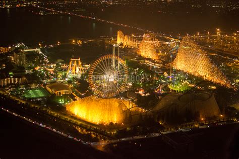 空撮：夜のライトアップされた遊園地の写真素材 [fyi01490103] ストックフォトの Qlean Market（キュリンマーケット）